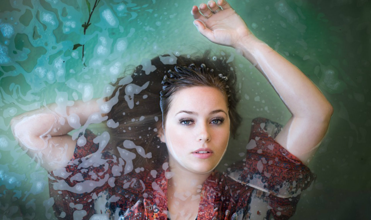 11 Characteristics Of A Woman Who Is Truly Unforgettable - WhatzViral